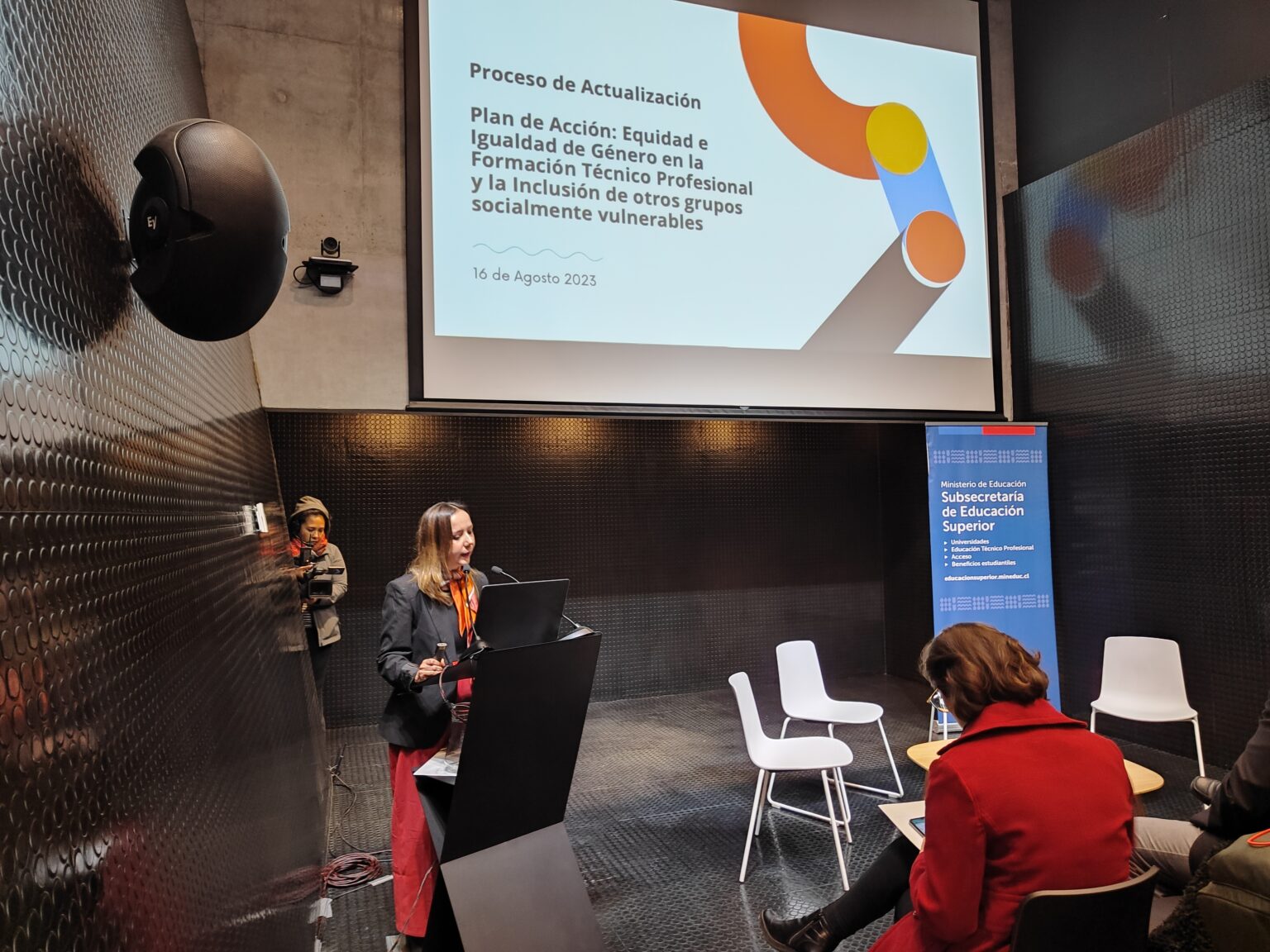 Académica María José Valdebenito expuso en conversatorio de la ...